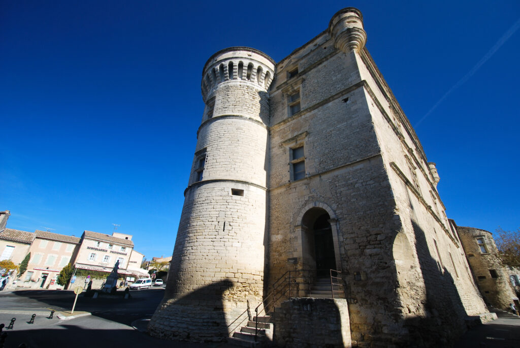 Art contemporain au Château de Gordes : patrimoine vivant du Luberon